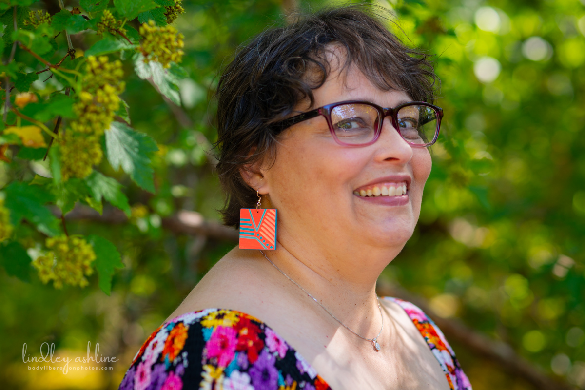 Sunny river portraits with Ms. T | Seattle body-positive portrait ...