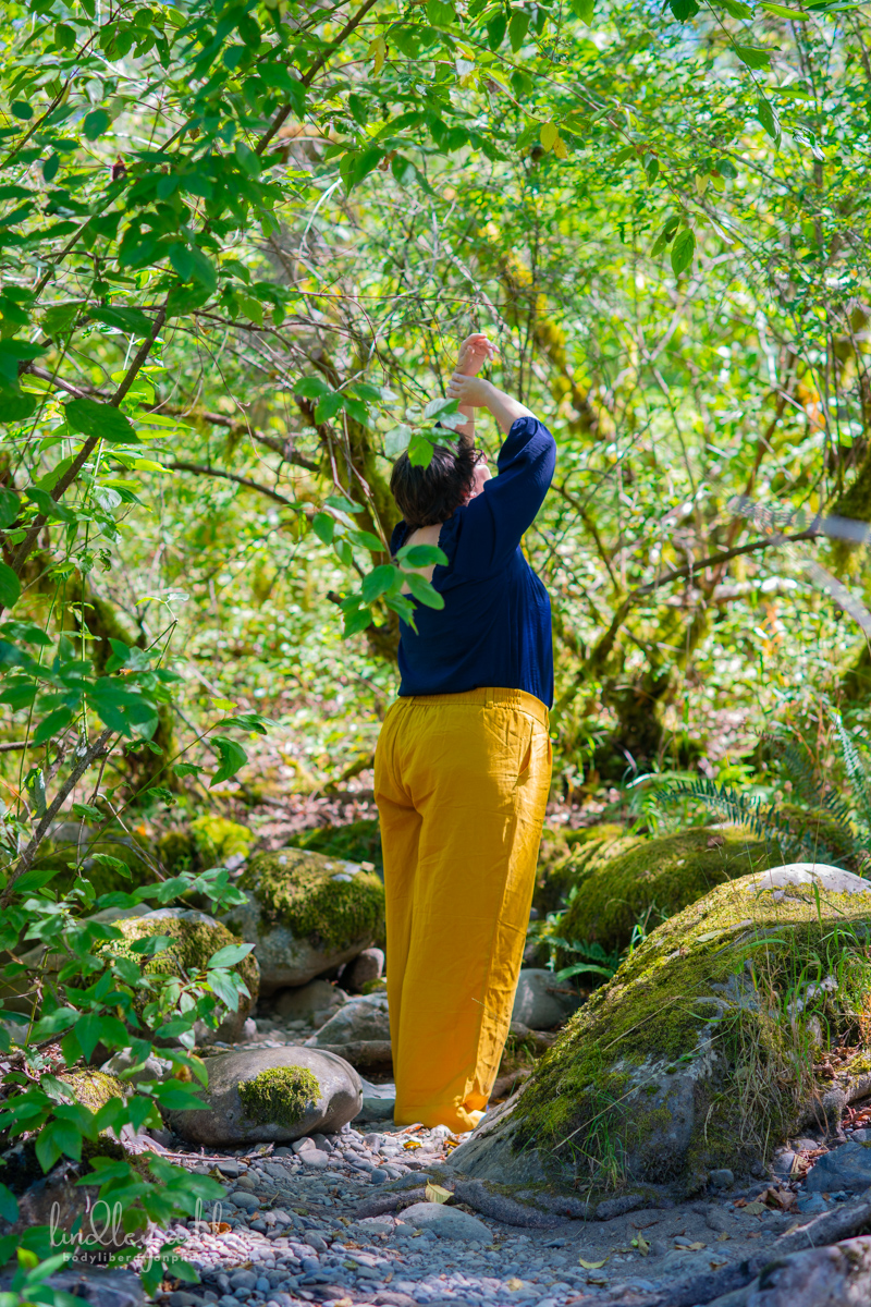 Sunny river portraits with Ms. T | Seattle body-positive portrait ...